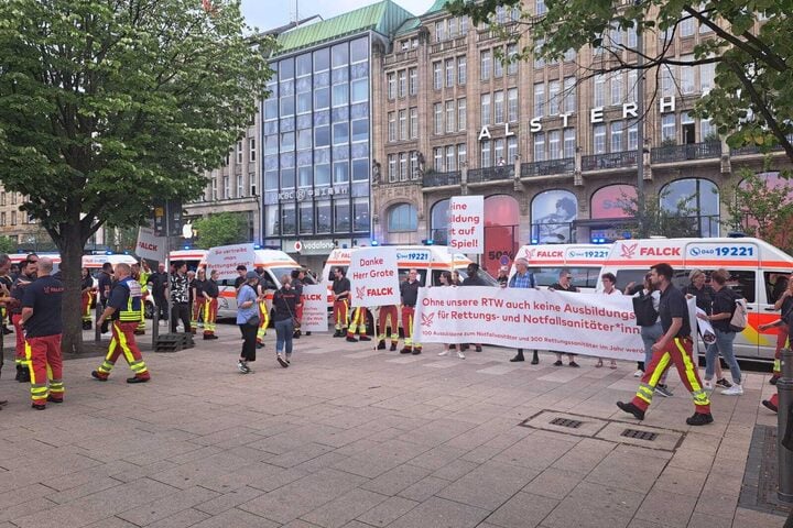 50 Rettungswagen positionieren sich am Jungfernstieg: Das ist der Grund