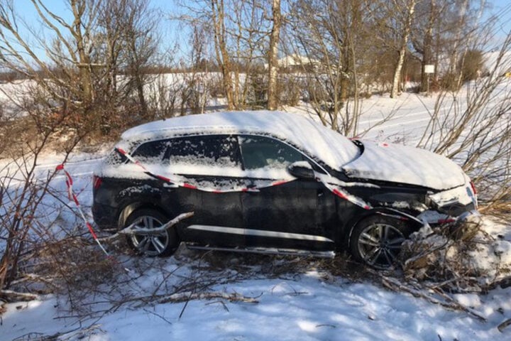 Schleuser rast mit Audi Q7 der Polizei davon: Verfolgungsjagd endet mit Unfall