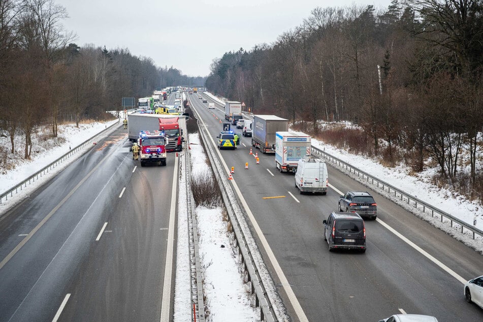 Unfall A4: Trümmerfeld und Vollsperrung nach heftigem Unfall auf A4