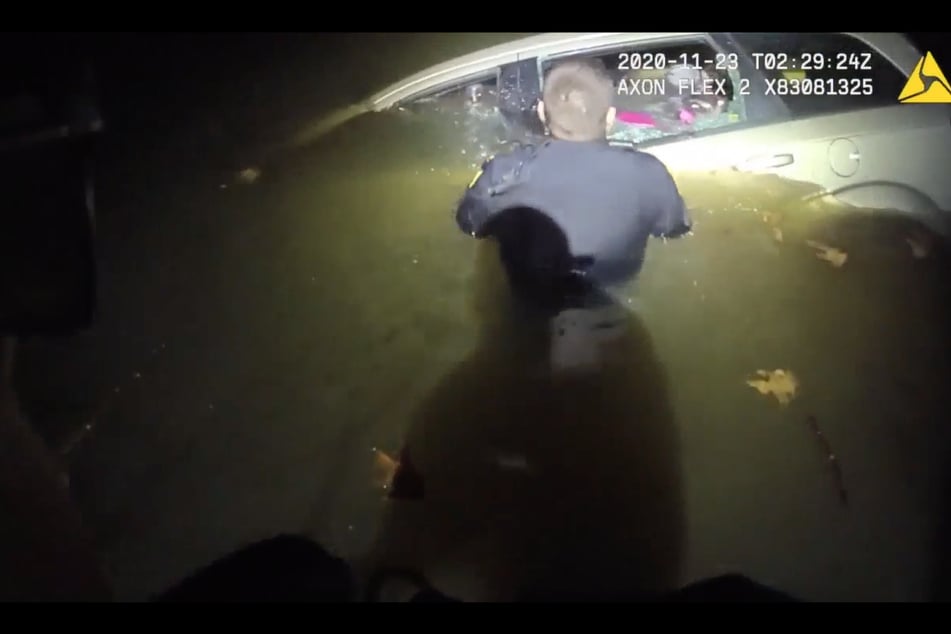 Ohio officers save woman from sinking car in dramatic rescue Ohio officers save woman from sinking car in dramatic rescue