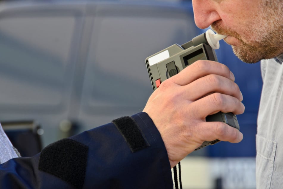 Polizei erwischt sturzbetrunkenen Autofahrer in Fraureuth mit fast vier ...