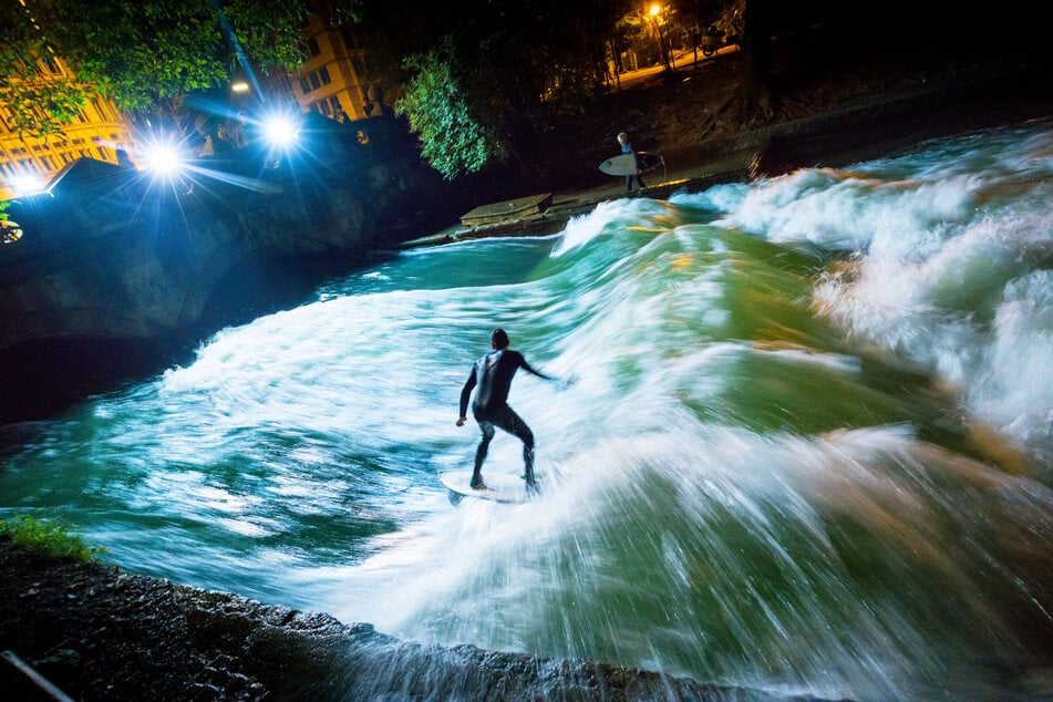 München: Illegale Aktion bringt Eisbachwelle zurück - Wie soll es jetzt ...
