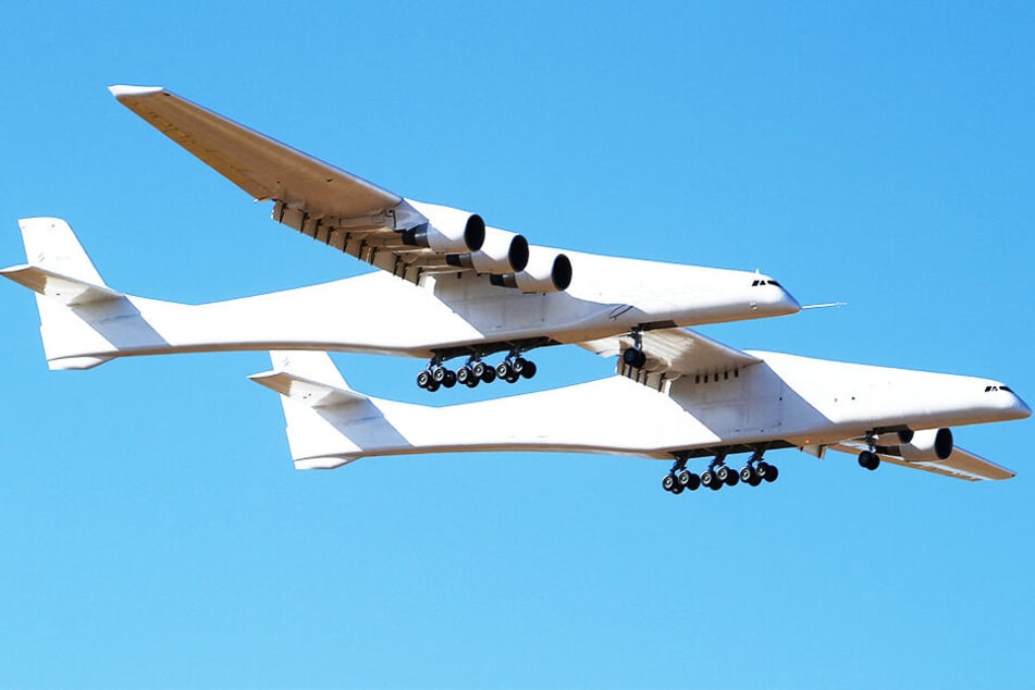 Zwei Rümpfe, sechs Triebwerke: Das größte Flugzeug der Welt hebt zum ...