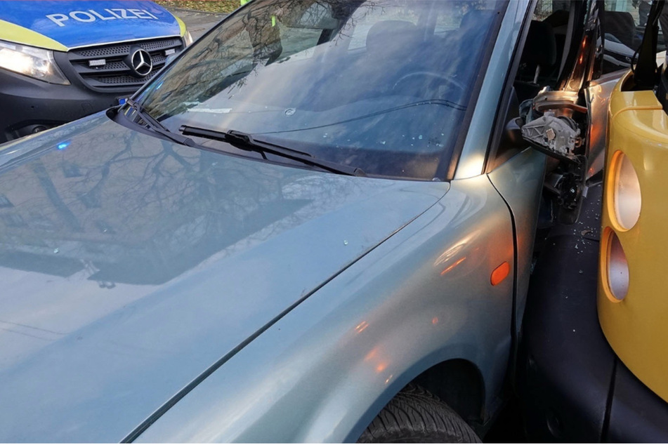 Auto kollidiert in Dresden mit Straßenbahn: Fahrerin eingeklemmt
