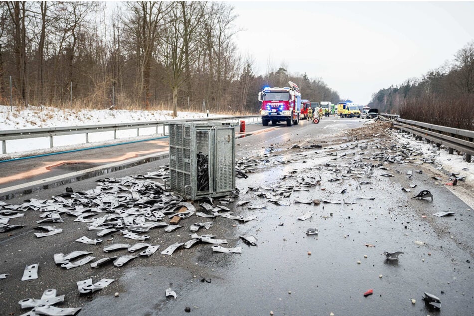 Unfall A4: Trümmerfeld und Vollsperrung nach heftigem Unfall auf A4