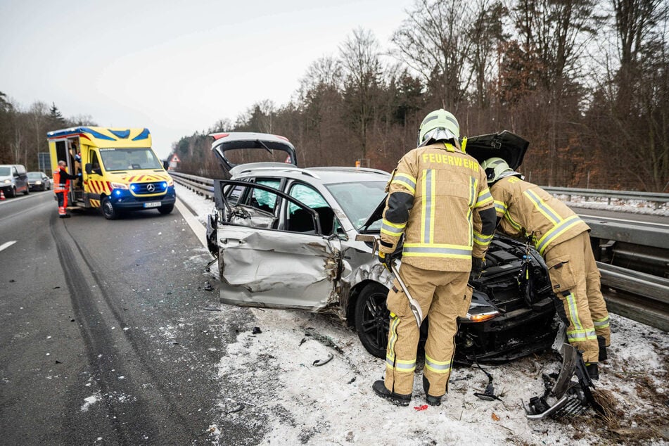 Unfall A4: Trümmerfeld und Vollsperrung nach heftigem Unfall auf A4