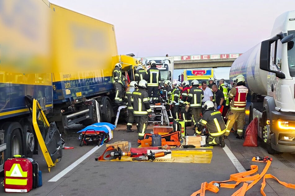 Vollsperrung auf A9 bei Leipzig: Feuerwehr muss Fahrer nach Horror ...